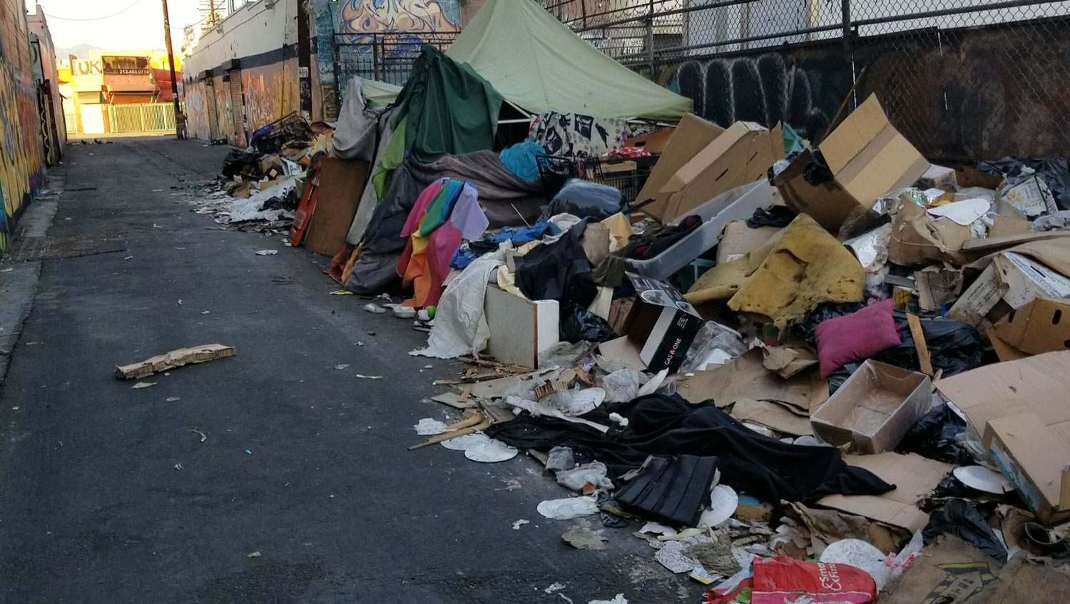 This Downtown Street Is Covered in Piles of Rat-Infested Trash ...